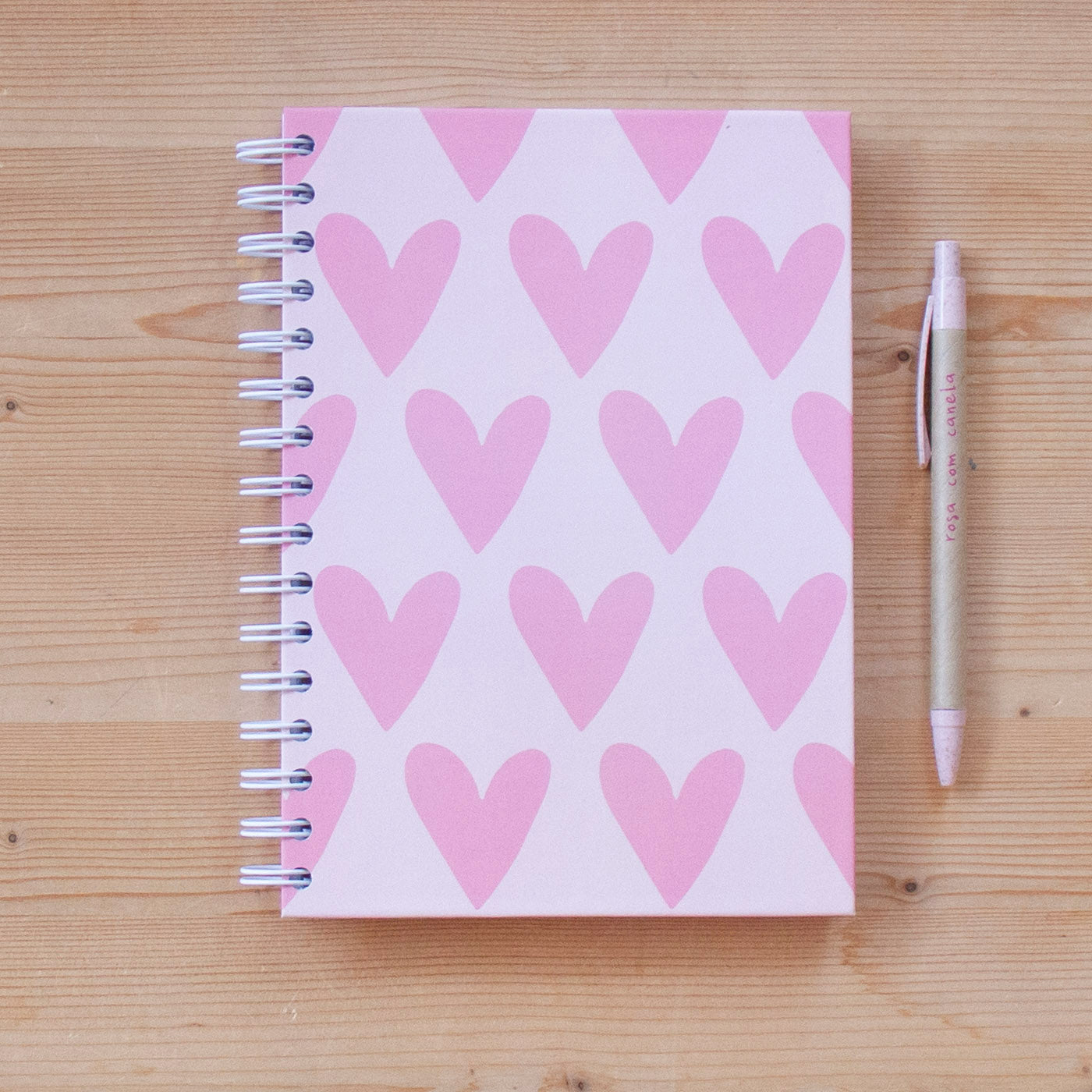 Caderno A5 Argolas 100 FL (PAUTADO) PINK HEARTS – Rosa com Canela